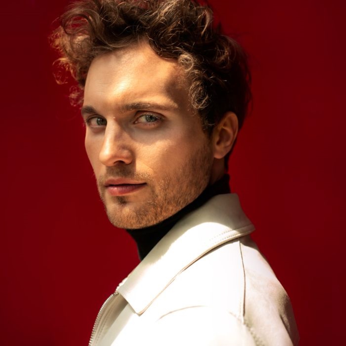 Janek Traczyk prezentuje kolejny nowy utwór – „Bezpieczny ląd” - Polska ...