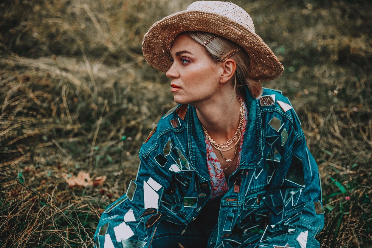 Big-beat, rock, synth-pop i poezja. Tańka Szafraniec prezentuje album „MOZAIKA” - Polska Płyta ...