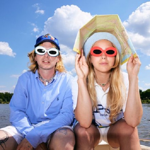 Holak i Julia Pośnik z utworem „Wakacje w Polsce” - Polska Płyta ...