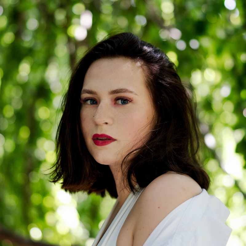 Julia Bury z wakacyjnym singlem „Buzuje” - Polska Płyta / Polska Muzyka