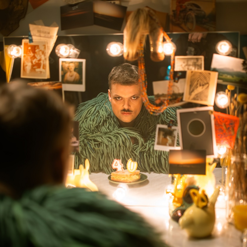 Błażej Król świętuje 40-te urodziny! Posłuchaj nowego singla „Nie chcę ...