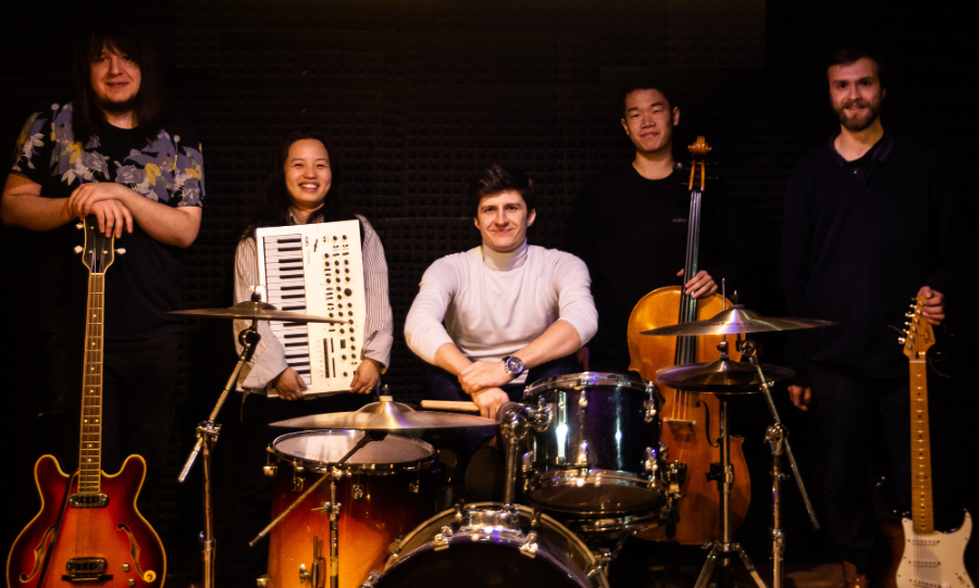 Analogowe brzmienia i refleksja. Zespół Cicho prezentuje nowy album ...